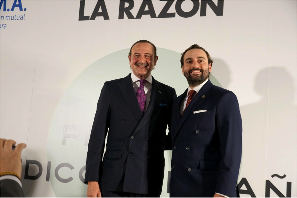 Manuel J. De la Torre recibe el premio al Médico del Año